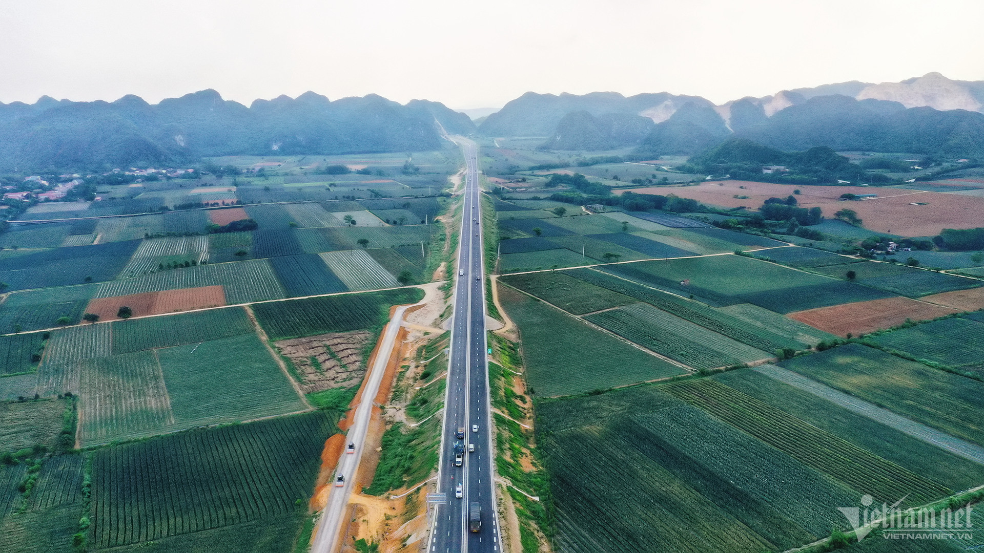Cảnh sắc kỳ vĩ hai bên cao tốc Mai Sơn - Quốc lộ 45 - DINHAN GROUP